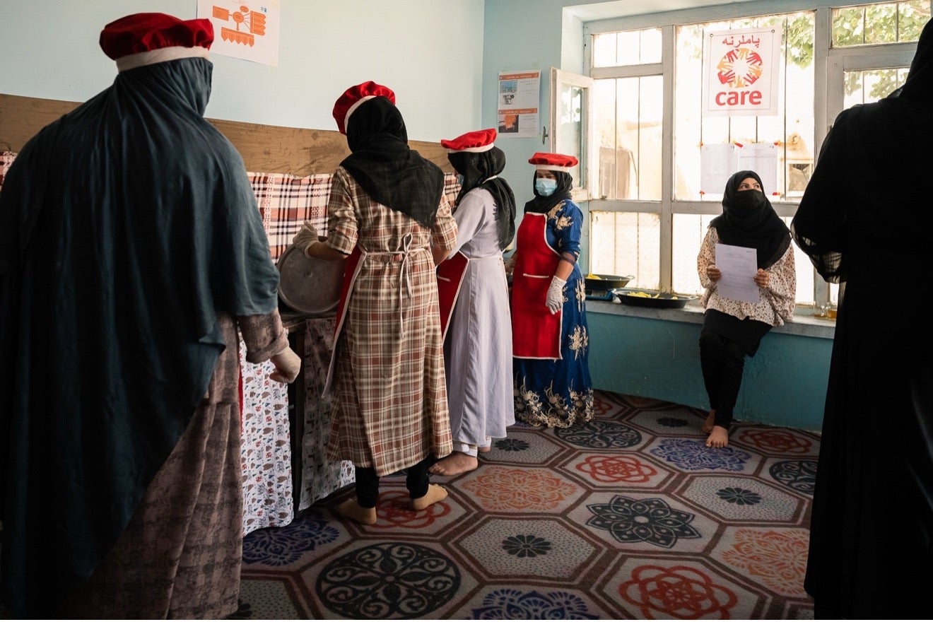 How community kitchens in Afghanistan feed families in need - CARE